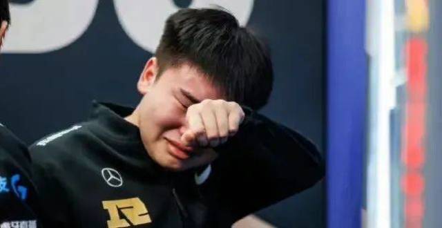 RNG 0：3 完败于T1，选手赛后痛哭_腾讯新闻