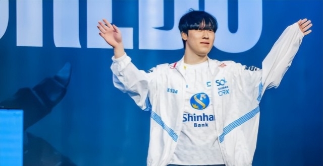 LCK的中单就是比LPL强？网友对Zeka太刻薄，换成国产中单早吹爆！_腾讯新闻