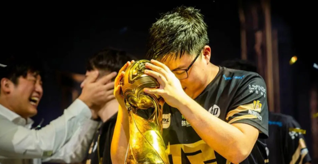 LPL4队全部淘汰，Uzi微博沦陷，网友：带华子再冲一次吧！_腾讯新闻