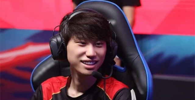 LOL：Doinb爆料阿水续约一事，EDG中野辅不变，圣枪哥大概率退役_腾讯新闻