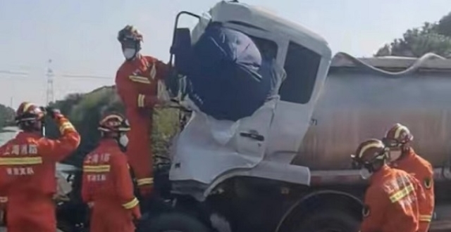 今晨8时G1503绕城高速三车相撞 一人不幸身亡_腾讯新闻