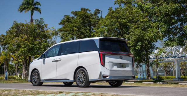 继续引领自主高端MPV前行，传祺M8宗师版26.98万元起售_腾讯新闻