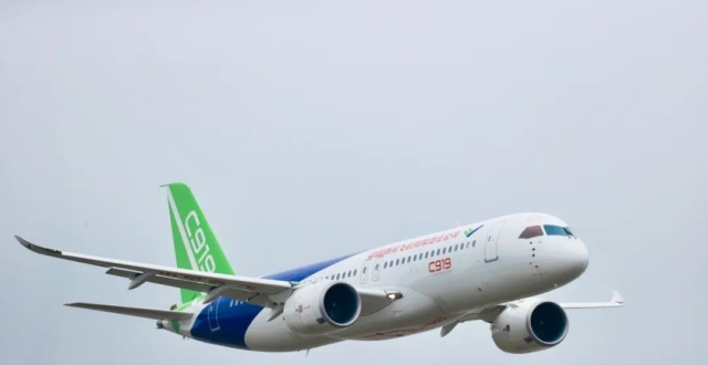 约45度侧飞、超低空飞行，C919首次亮相中国航展_腾讯新闻