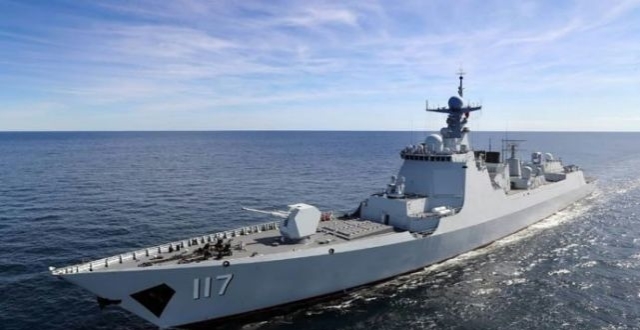 解放军052D大驱喊话台军舰：所谓24海里线不存在！义正言辞显实力_腾讯新闻