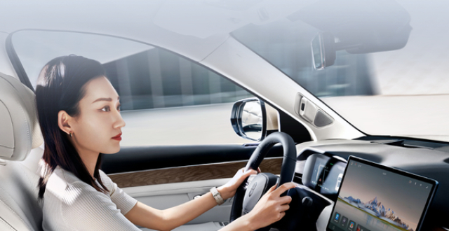 问界M7迎来96项OTA升级 超级桌面打造舒适第三空间_腾讯新闻