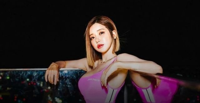 DJ Soda 疯狂营业！大尺度代言 FR2！黑丝配球鞋“白的晃眼”！_腾讯新闻