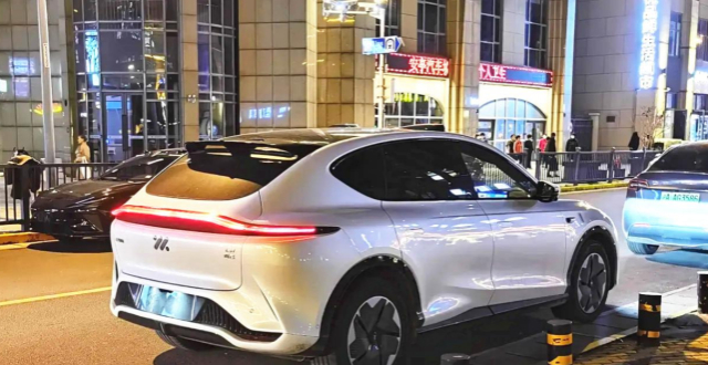国产版阿斯顿·马丁DBX？智己LS7现身街头，配特斯拉Yoke方向盘_腾讯新闻