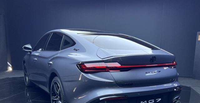 上汽名爵MG7开启盲订 轿跑造型/黑标LOGO首款车型_腾讯新闻