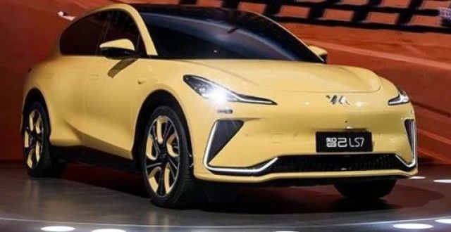 预售35万元起/明年2月上市 智己LS7量产版中大型SUV首发_腾讯新闻