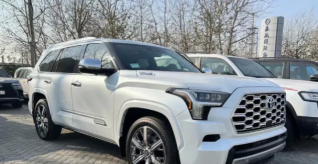 全新丰田红杉到港！尺寸超奥迪Q7，V6引擎＋10AT，比揽胜还高级_腾讯新闻