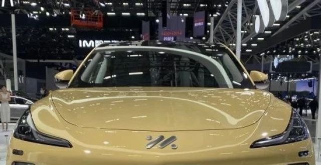 智己LS7正式亮相 预售35-50万元_腾讯新闻