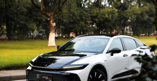 体验全新皇冠SportCross，这台丰田凭什么敢卖40万？_腾讯新闻