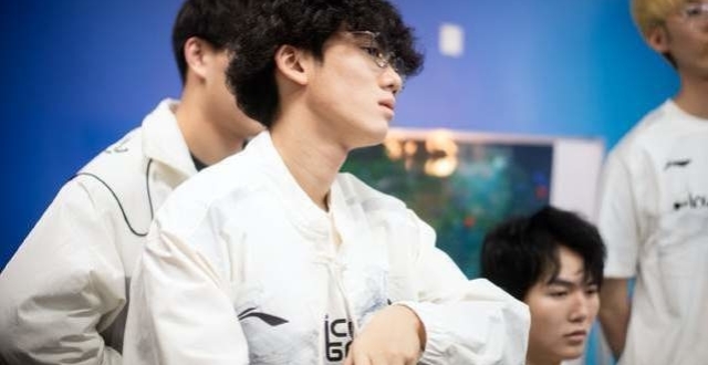 抽卡的神！iG新人YSKM一战封神，采访直言想超越Theshy_腾讯新闻