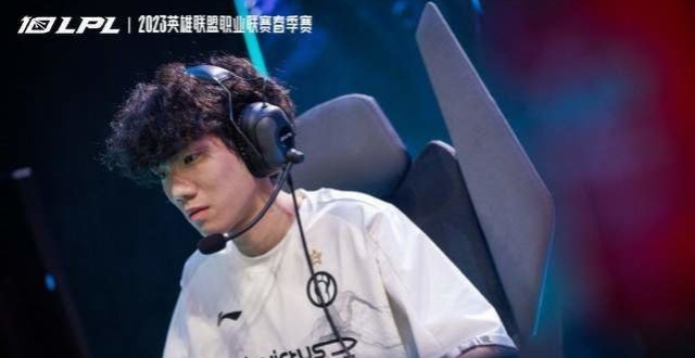 iG登顶LPL积分榜，BLG迎战WBG成焦点，Shy哥、Bin巅峰对决_腾讯新闻