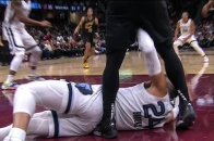 NBA 灰熊骑士火爆冲突乱作一团狄龙击打米切尔下体成导火索两人互殴抱摔双双被驱逐 腾讯新闻