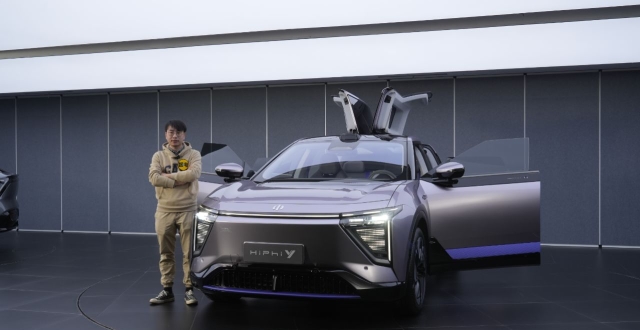 实拍高合HiPhi Y，续航超800km，展翼门相当吸睛！_腾讯新闻