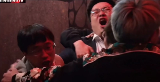 BLG三比一T1晋级决赛后！Tabe提前出来庆祝被裁判拉走，二段跑节目效果拉满_腾讯新闻