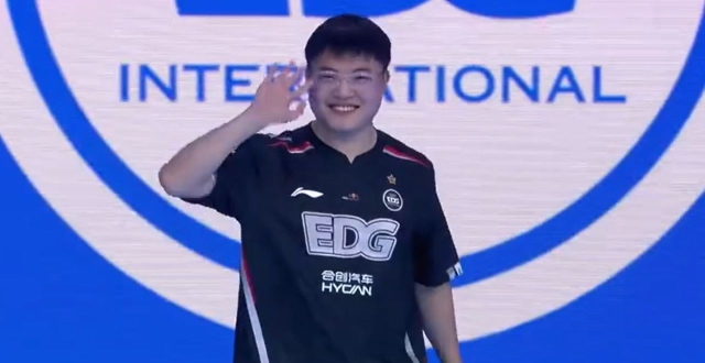 宝刀未老！Uzi复出首场比赛斩获MVP 登场时挥手致意引发全场欢呼_腾讯新闻