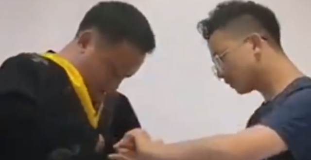 双向奔赴！男生把学士服带回家给继父穿上：感谢16年的养育之恩 腾讯新闻
