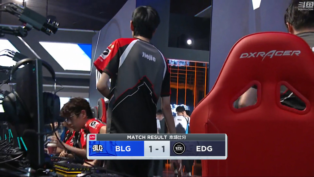 jiejie成功抢龙帮助EDG扳平比赛，BLG为冒进决策买单