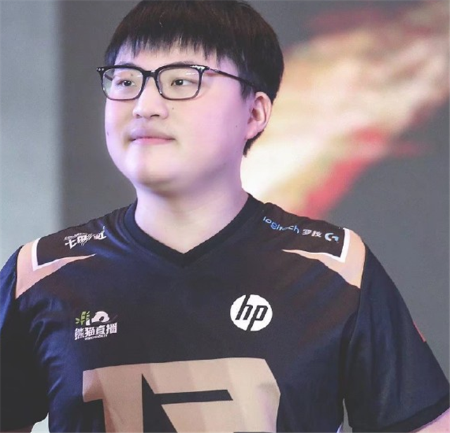 刚感谢完队友，uzi就跟小虎闹矛盾？女友不敢直言还用拼音替代