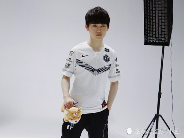 iG发布S9全球总决赛拍摄花絮，宁王变帅了，手中的鞋子是亮点