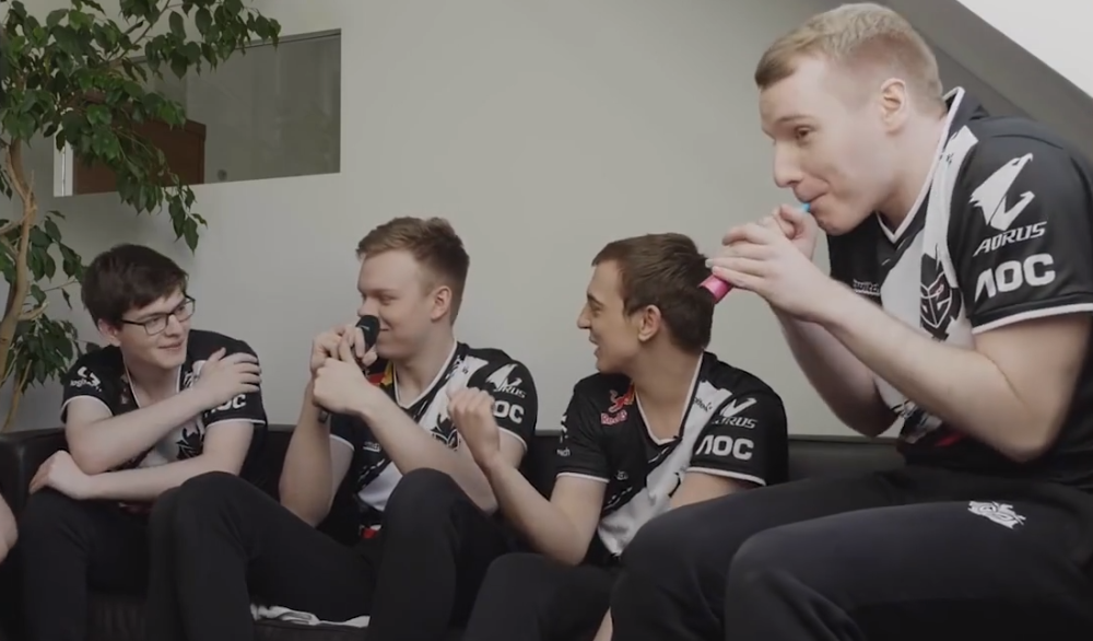 LOL：S9抽签结果出来后，UZI沉默，他连扇自己4巴掌！