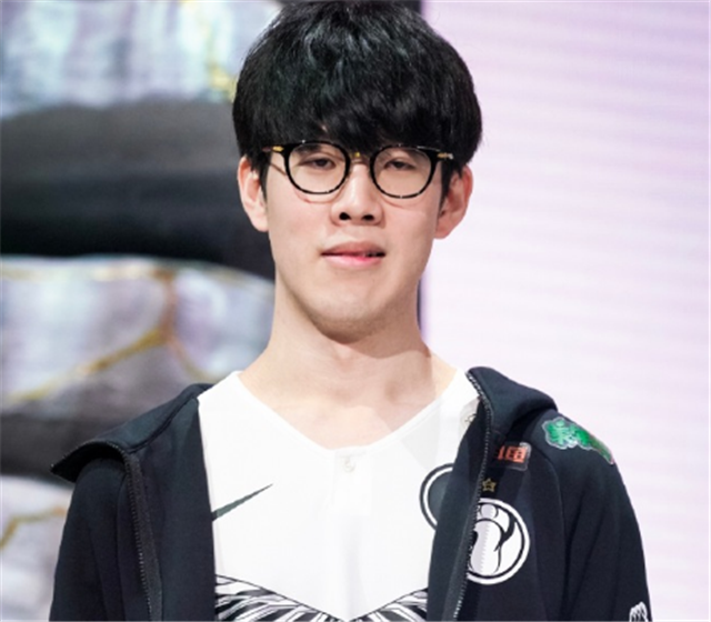 S9IG与RNG温馨互动：告诉他们什么是LPL！粉丝：你俩可少说两句吧