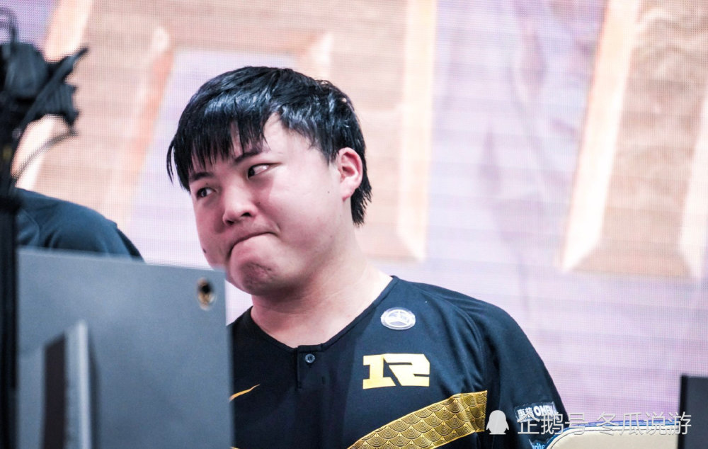 英雄联盟：RNG落败小组赛，UZI失声痛哭，创S赛最差战绩