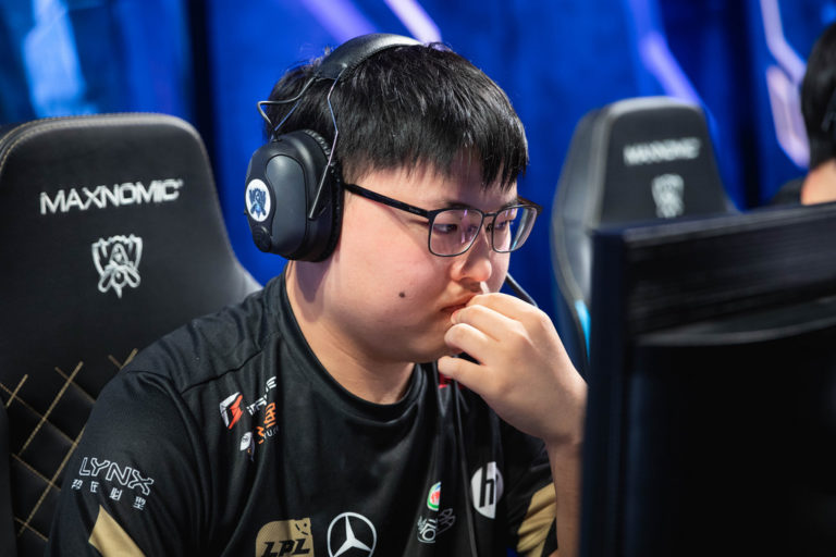 LMS网友热议RNG生死局麦克疯：Uzi背锅！EZ没蓝也喊可以打？