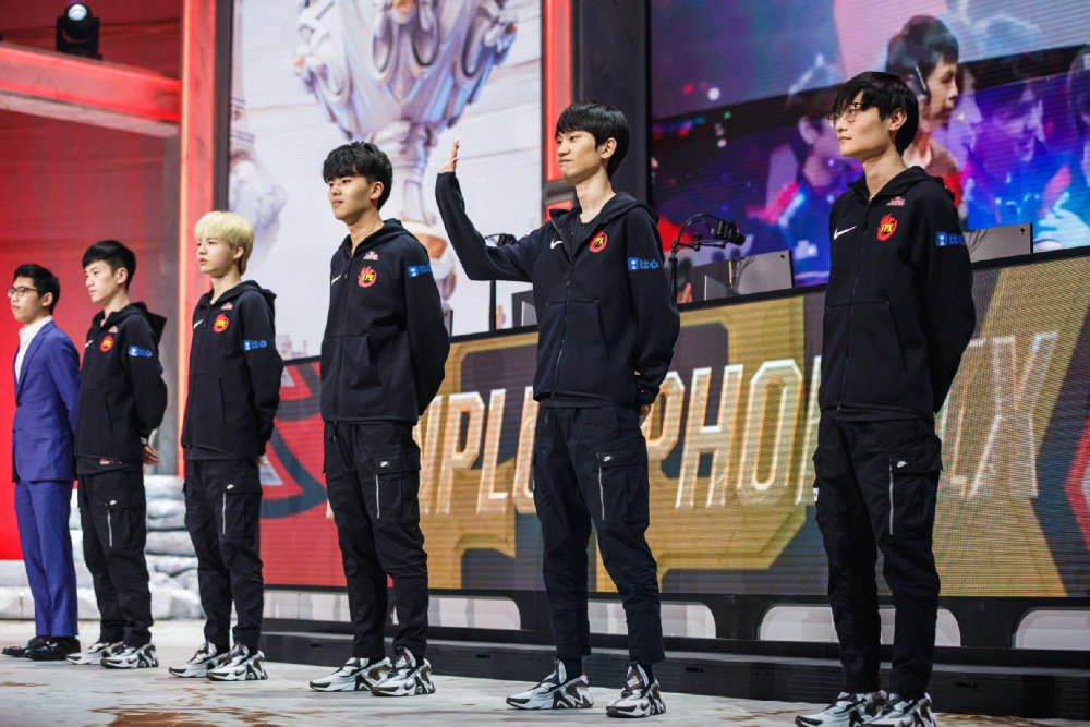 FPX晋级S9决赛，糖小幽晒出两人甜蜜照，国外网友酸评：这男人赢了人生