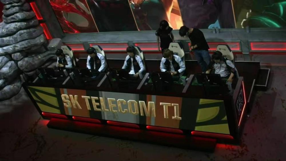 斗鱼S9：LCK迎来884礼包，Faker父母坐镇，也未能助SKT晋级
