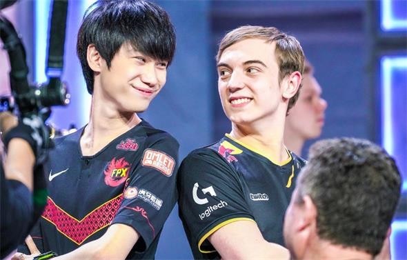 继Caps父亲演绎Doinb的灵魂舞蹈后，英文主持人也迷上了