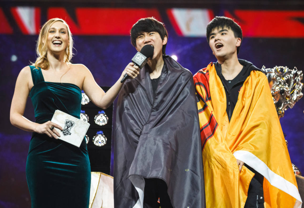 LWX确认冠军皮肤选VN，UZI粉丝爆破其微博：年轻人不要太冲动！