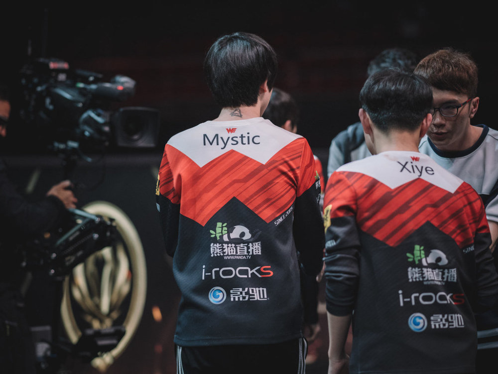 关于LPL冬季转会期间选手、战队的最新小道消息：RNG正在努力抢中单