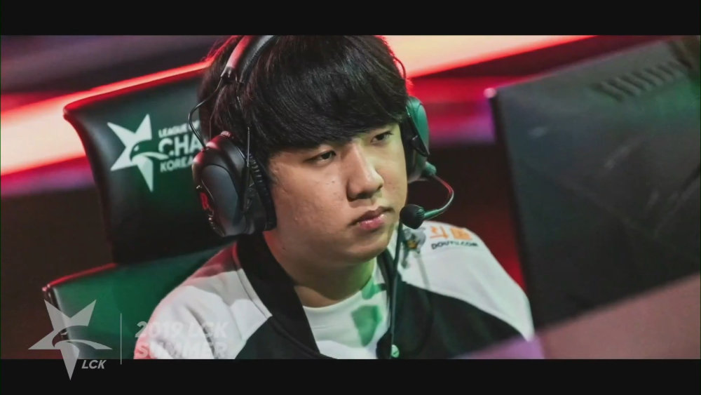 万事俱备，只欠官宣！Khan出现在Doinb直播镜头里，网友：真意外呢