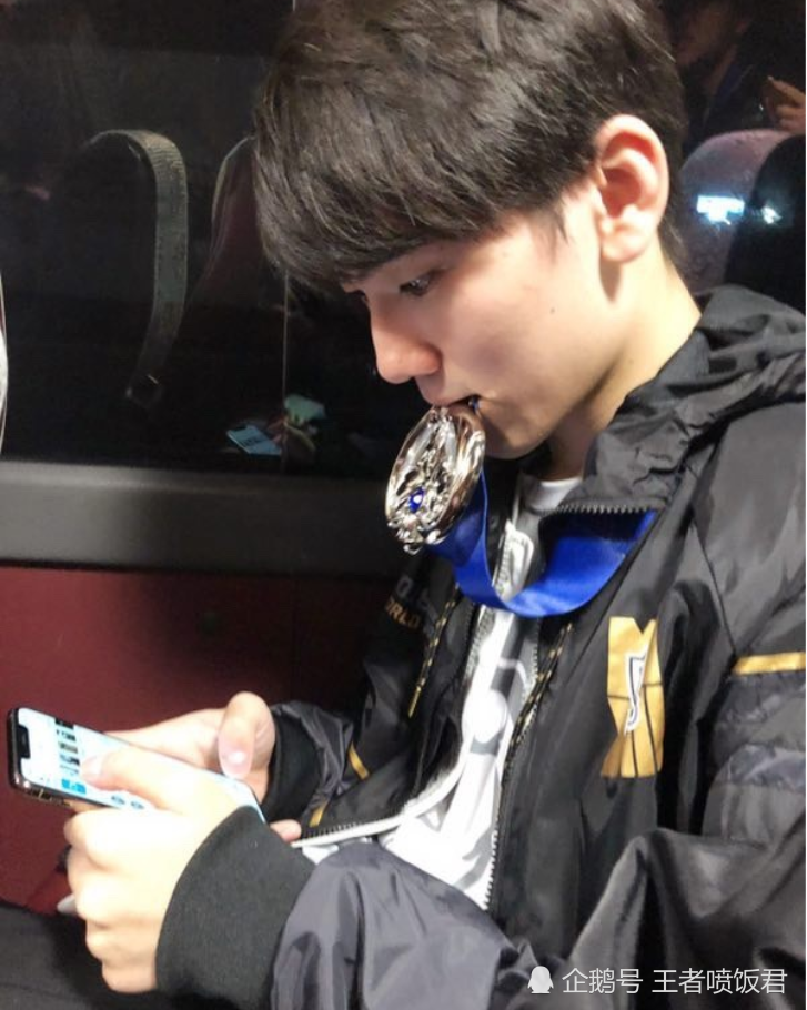 JKL穿7万块夹克喝茶，身旁疑似出现战队管理，JKL表情让人意外！