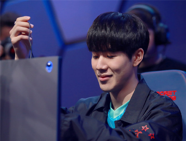 Theshy还不知道jkl要走？全明星赛场上提阿水，对3C阵容骄傲满满