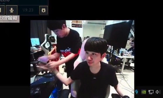 万事俱备，只欠官宣！Khan出现在Doinb直播镜头里，网友：真意外呢