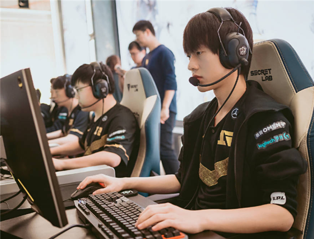 estar新阵容曝光，原来是个小RNG，训练赛被整个LPL打哭