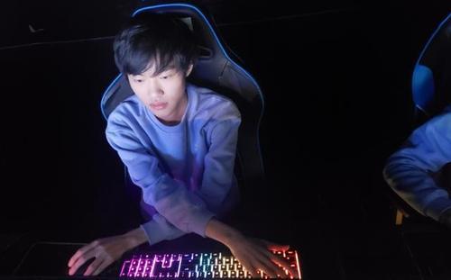 Knight9的实力有多强？直播秀一手后被同队经理质疑开挂！