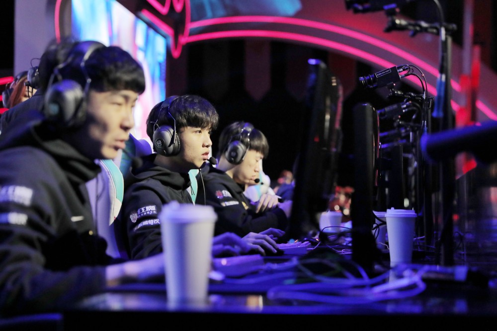 EDG决赛再碰RNG，如今厂长在bp小狗在ob，Uzi找到了接班人