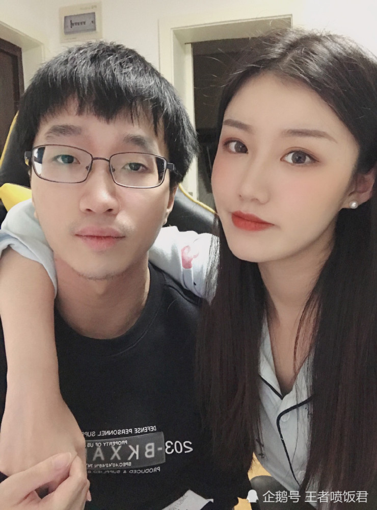 RNG夺冠，队员集体吃火锅庆祝胜利，教练却独自一人去网吧复盘？