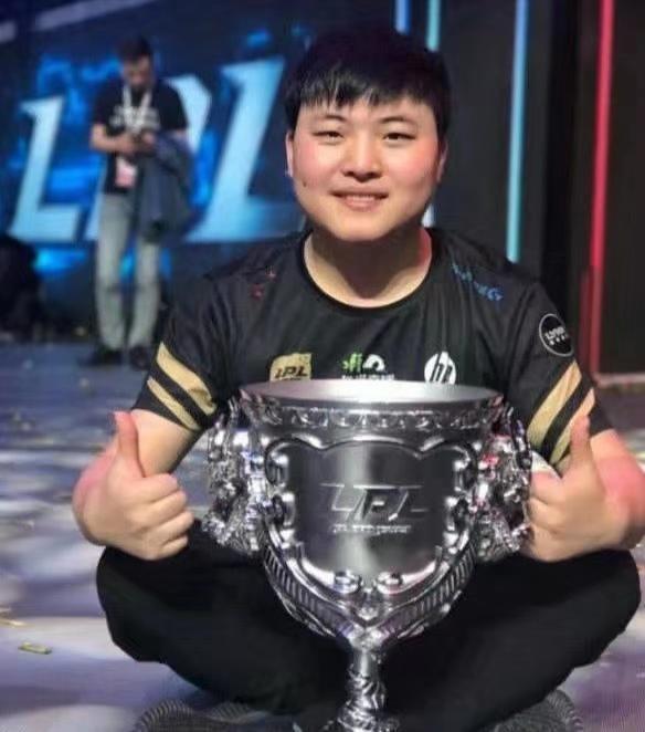 LOL现象级主播，Uzi牌面最大，最后一个能当RNG替补