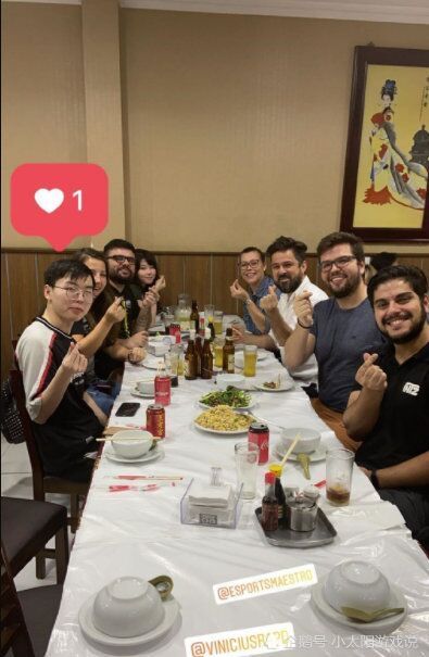 RNG上单tianci被巴西女辅助亲自接机，旁边的大胡子却意外抢镜！