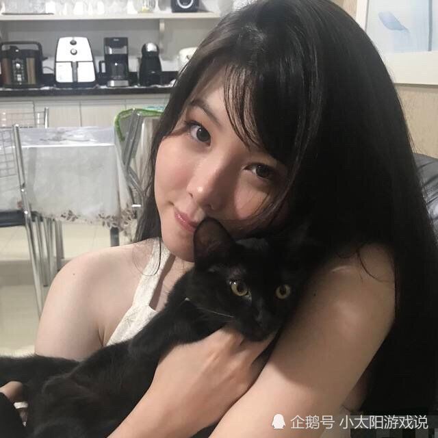 RNG上单tianci被巴西女辅助亲自接机，旁边的大胡子却意外抢镜！