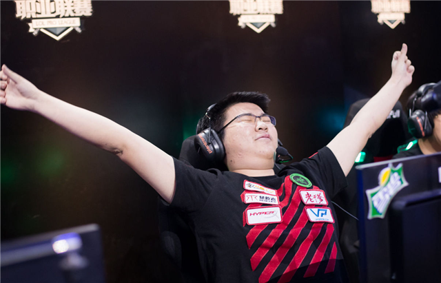 4AM-uzi有戏？小狗只跟RNG签到4月，如今天天让韦神带他吃鸡