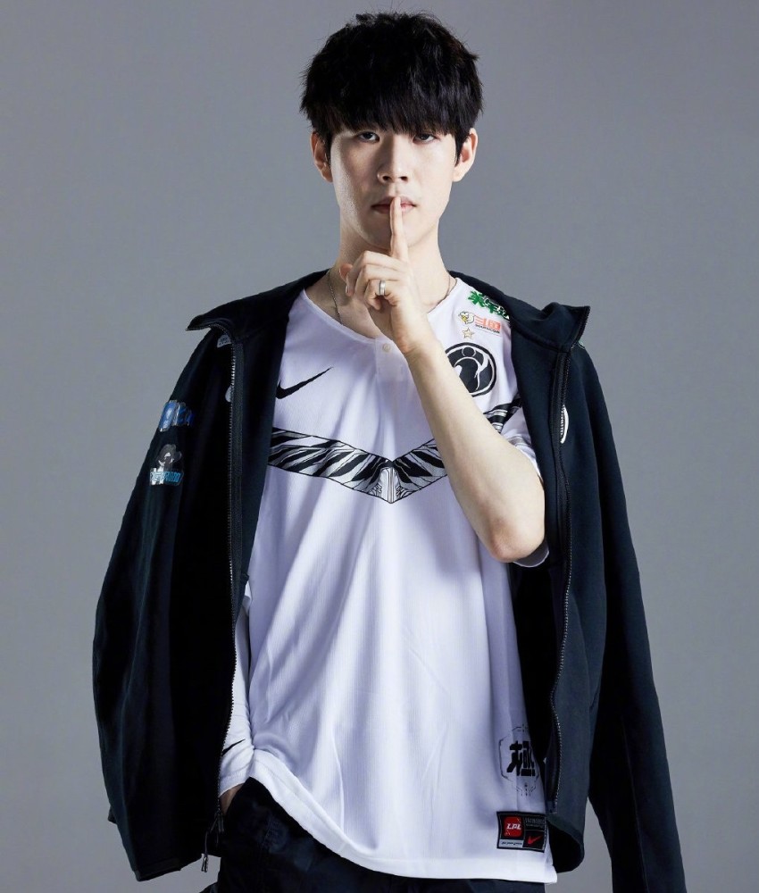 theshy超级号已定级，S10杀手锏暴露，看到段位后shy哥放弃上分