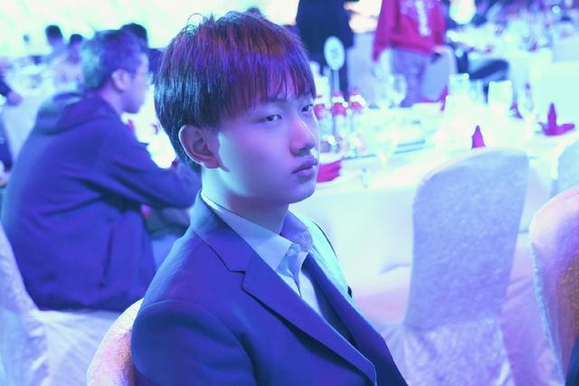 QG抢最初不成，BA旧将九月顶替，五排输给路人，fly不高兴了