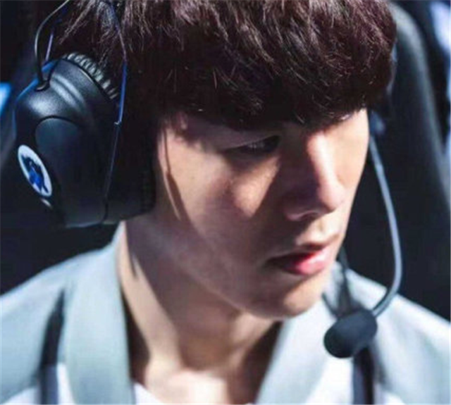 Theshy打完青铜局之后，给了低端玩家一个忠告，这情况他也赢不了